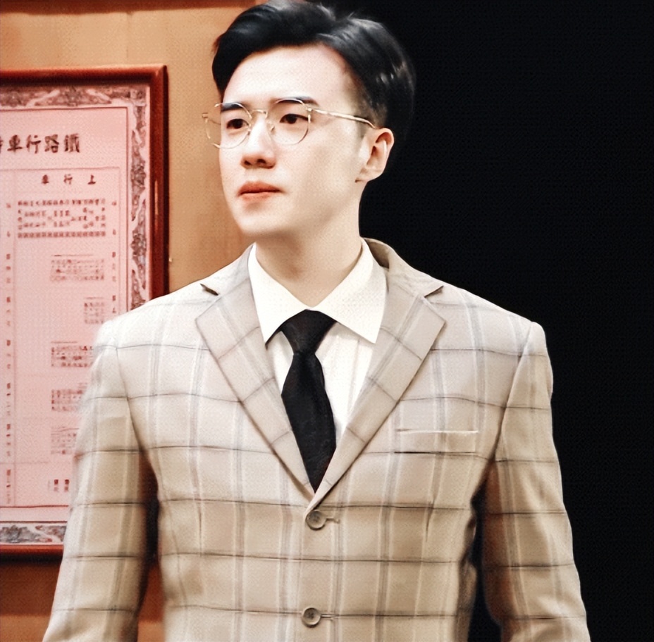 "Her Little Dimple" is on! Long Aotian played the role of the male lead ...