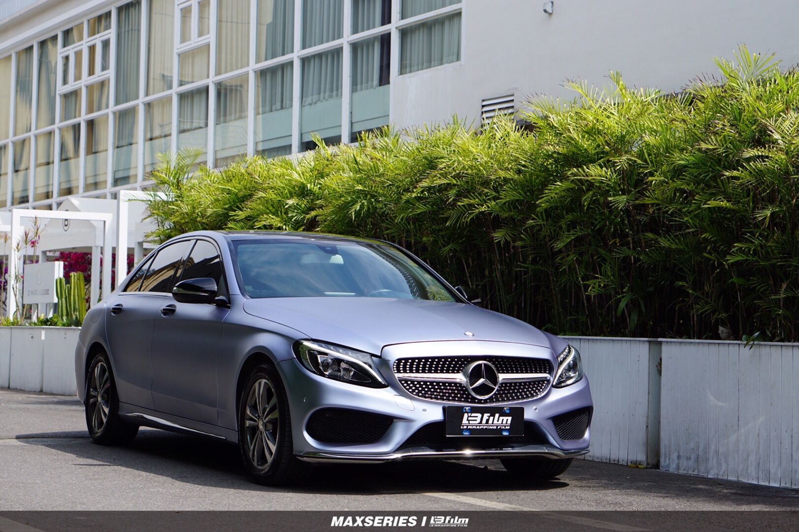 Mercedes-Benz LB color change film is super aprus blue, with a purple ...