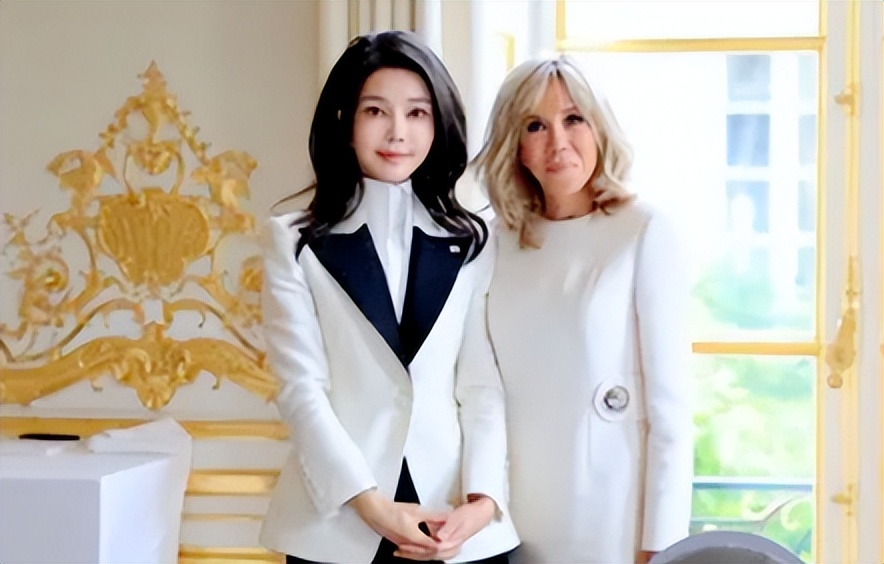 20 sets of clothes in 8 days, in the same frame as the Samsung princess ...