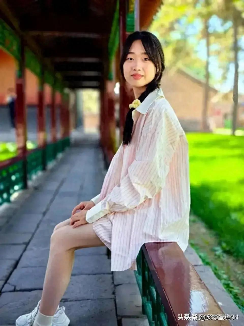 Huang Yuting's daily beautiful photos, wearing a striped shirt and ...