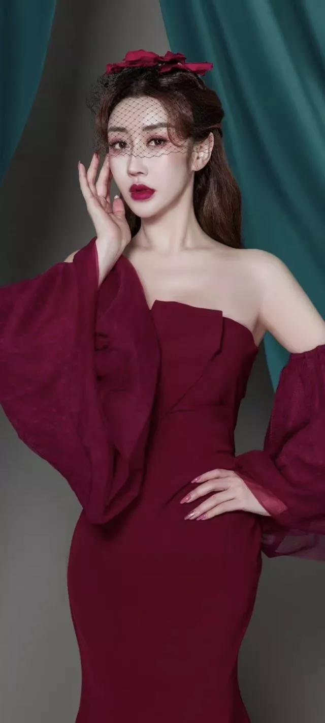 Sexy and charming Jiang Yanxi - iNEWS