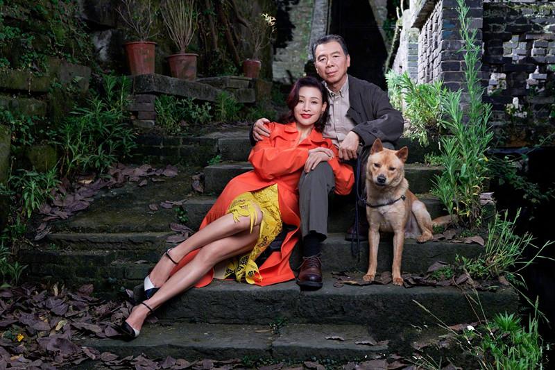 Chen Chong is in the same frame as Feng Xiaogang, a sexy and ...