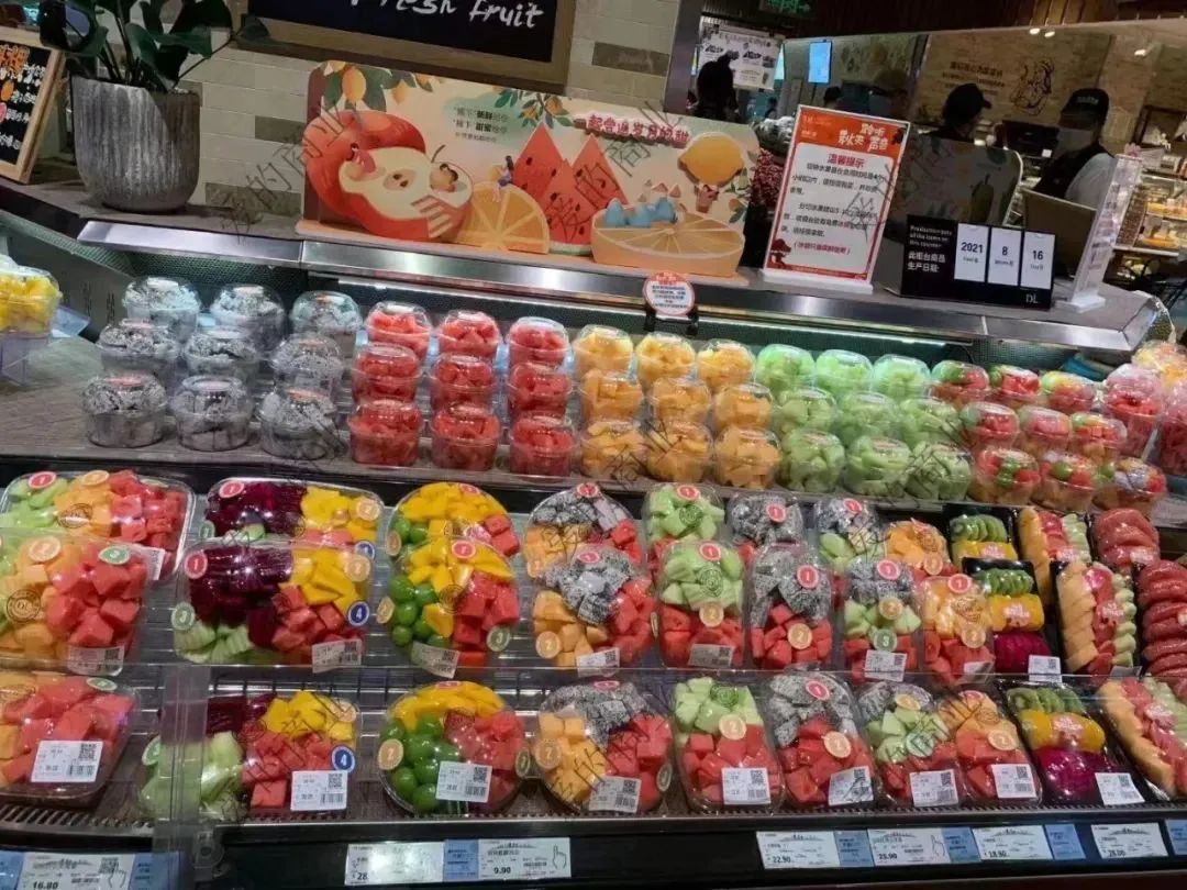 Supermarket fresh cut fruit display appreciation - iNEWS