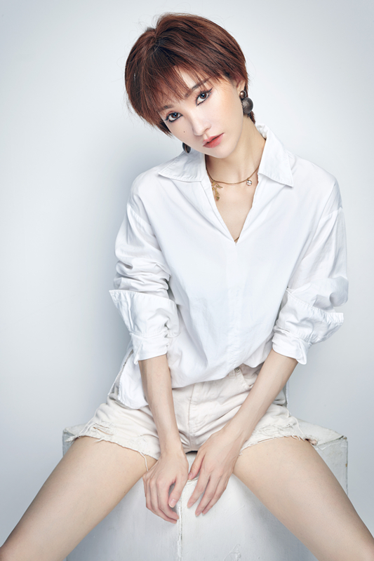 Lu Caiyi's short-haired photo exposure is full of aggressiveness ...