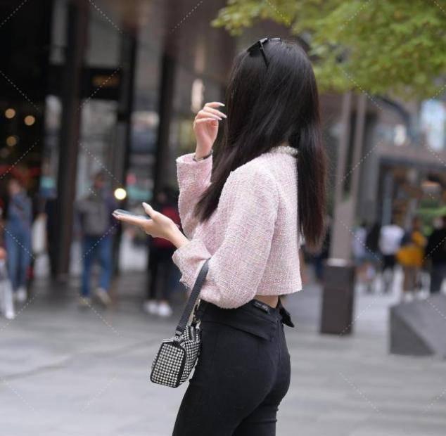 Girls with long legs are suitable for wearing yoga pants. Girls who ...