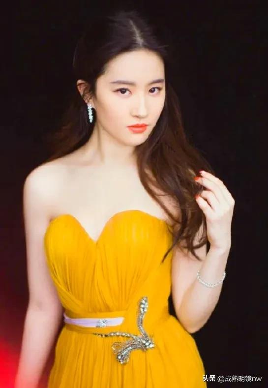 Snow skin and jade appearance, beautiful face, fairy Liu Yifei ...