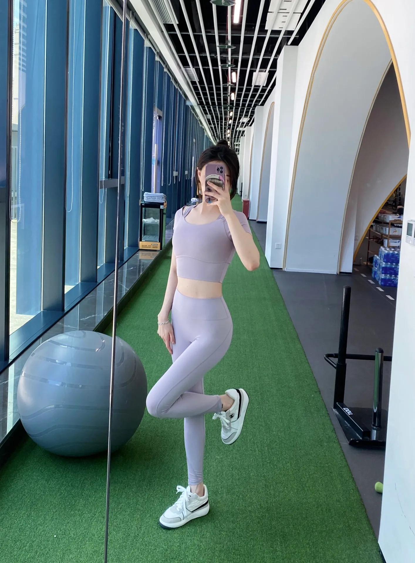 Confidence brought by blue yoga clothes, bravely showing a perfect ...