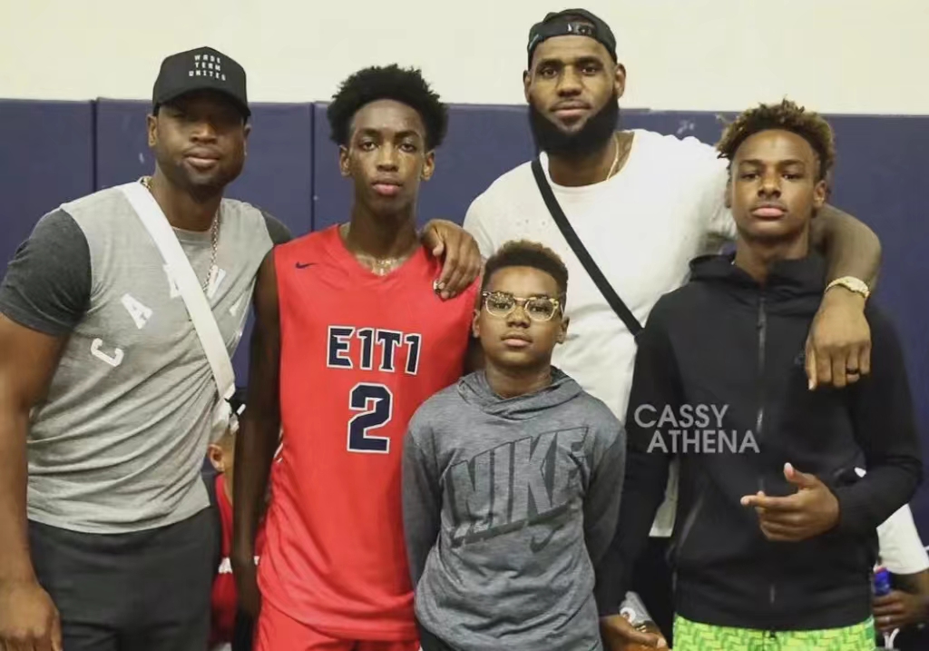 My super-giant father James!Son Brownie signs with Nike!NBA is expected ...