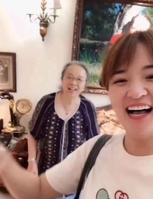 "Mother Rong" Li Qiming won the Lifetime Achievement Award, the girl's ...