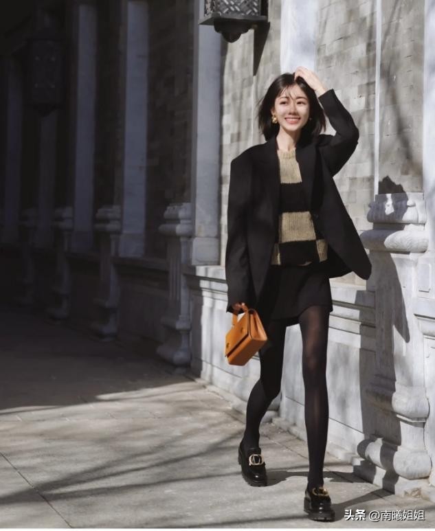 Martin boots are bulky, and ankle boots show short legs. This pair of ...