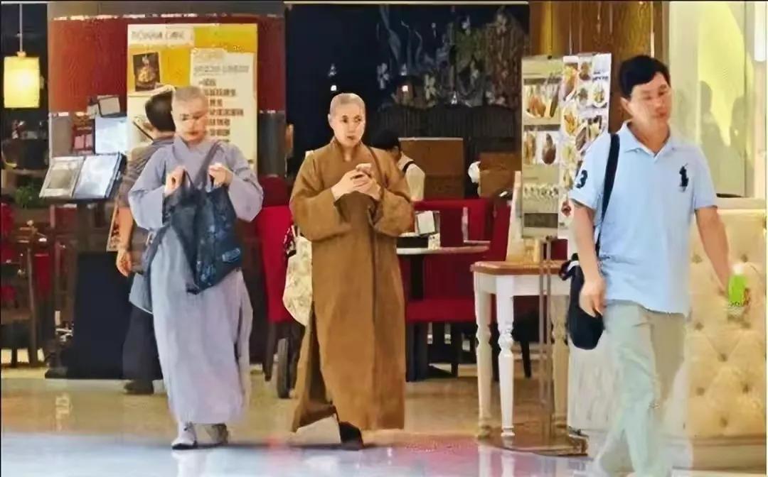 Nun Shi Zhiding: Wearing wigs and black silk, going in and out of nightclubs many times, taking ...