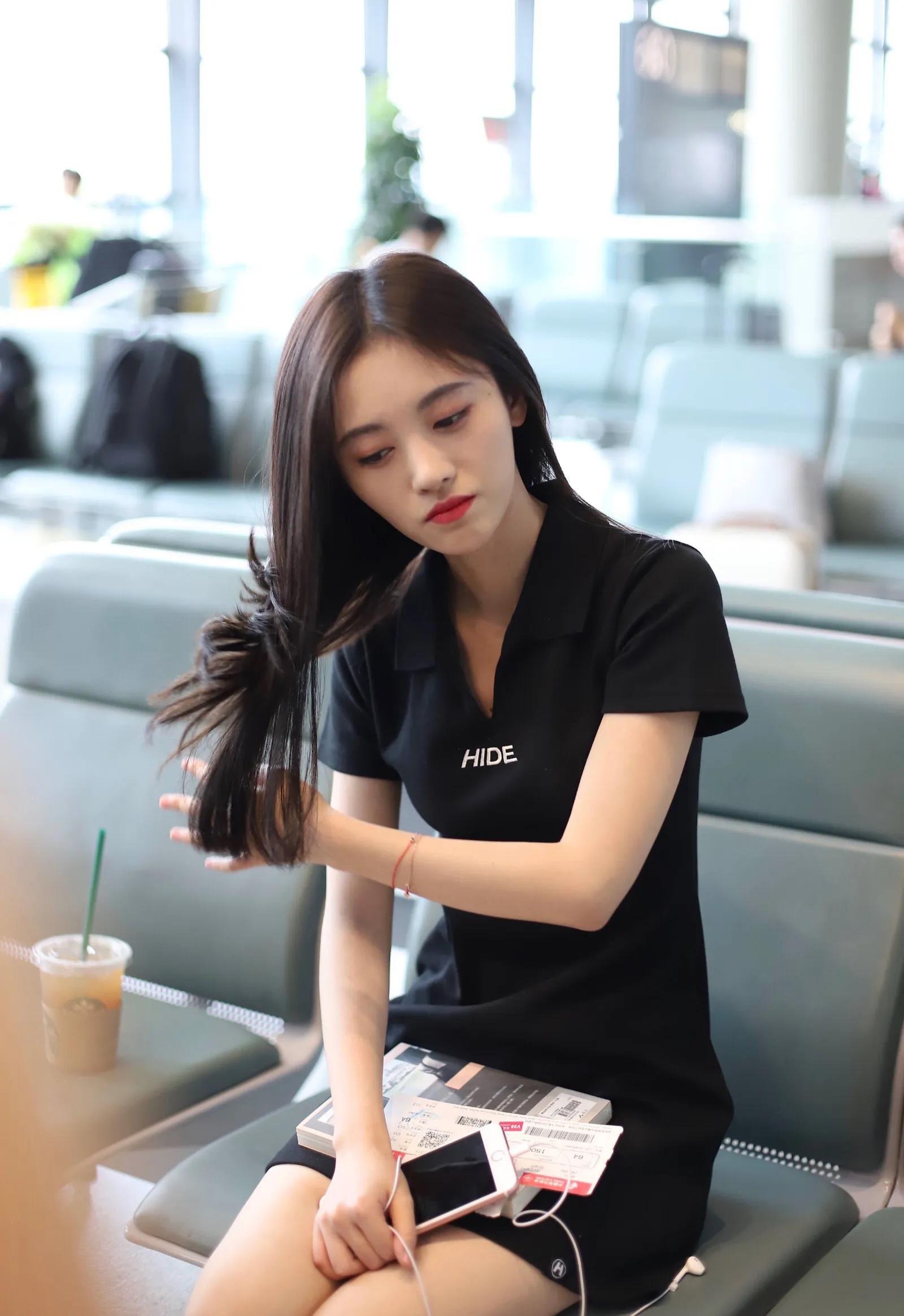 Ju Jingyi has long legs and a super spicy body - iNEWS