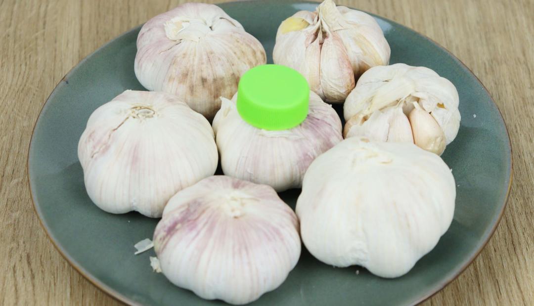 Don't peel garlic by hand, just a bottle cap is enough, it's simple and ...