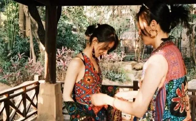 Zhao Liying and Zhou Fang toured Xishuangbanna hand in hand, wearing a national suspender skirt ...