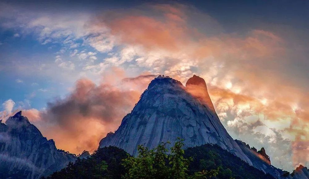 What is the story behind the Sanzu Temple on Tianzhu Mountain, one of ...