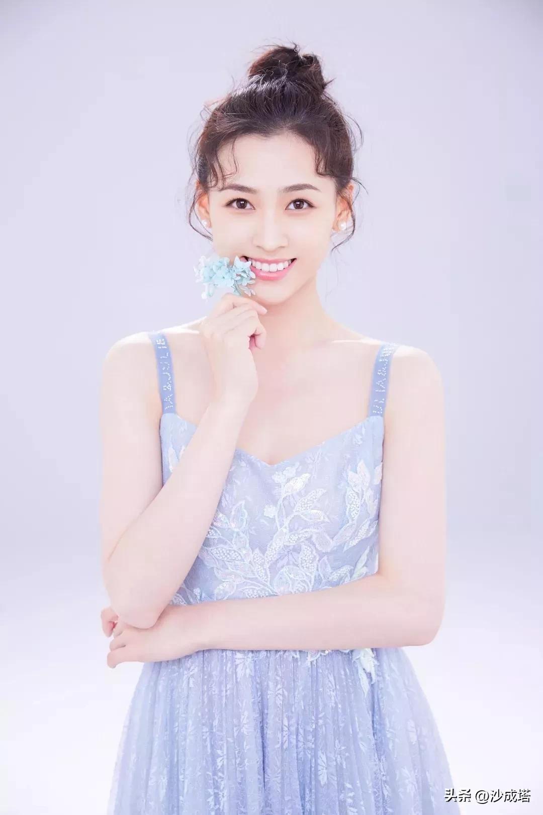 Sexy and charming Ding Xiaoying - iNEWS