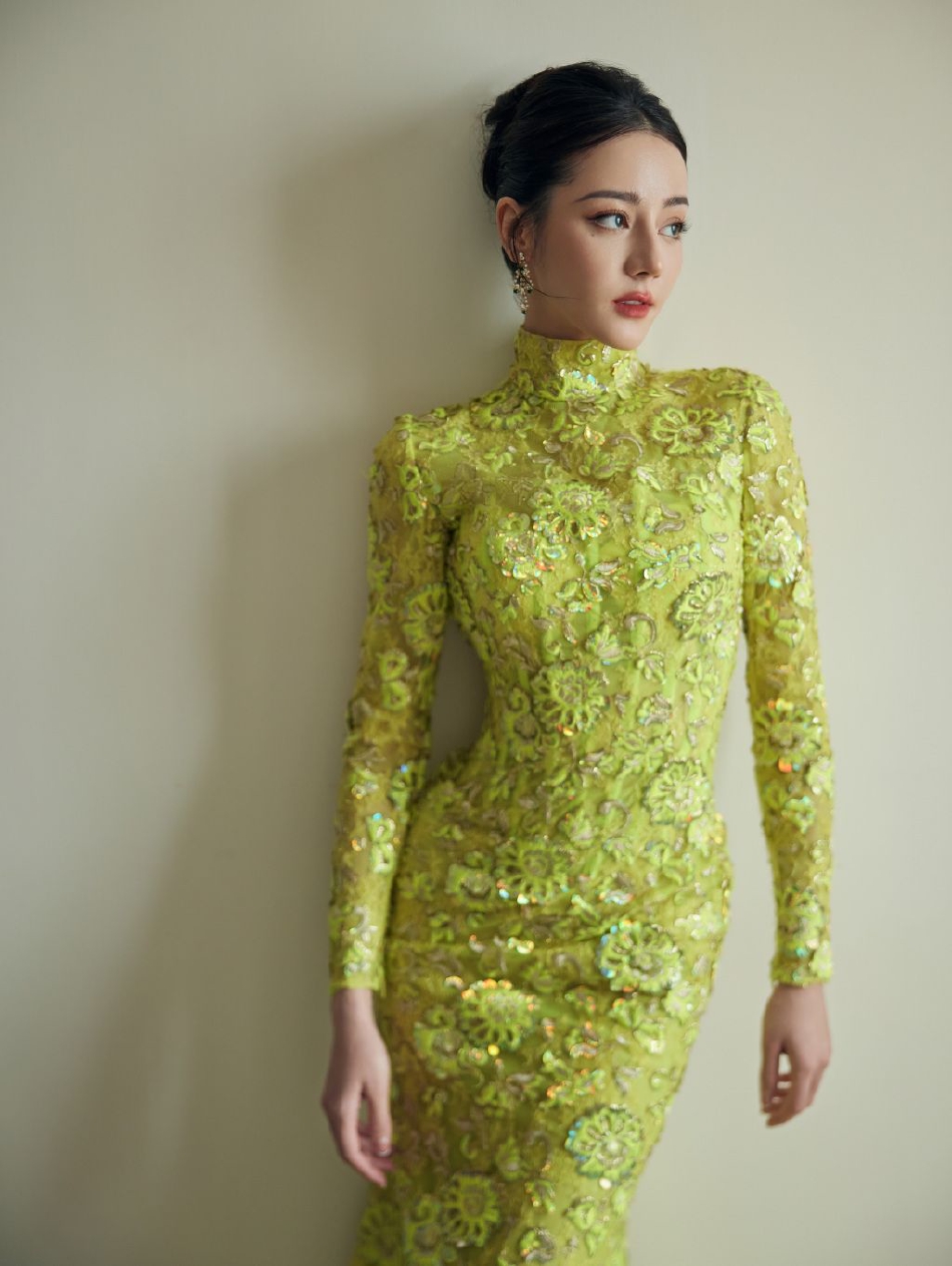 Di Ali Gerba wears a golden open-back cheongsam - iNEWS