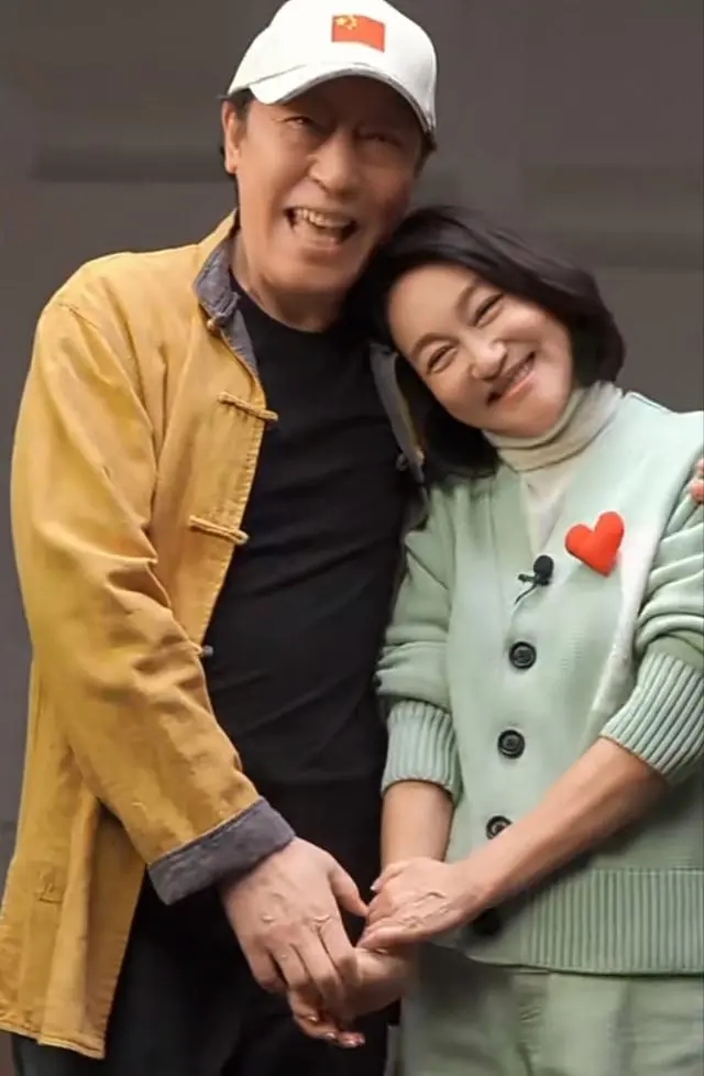 Ni Dahong and Hui Yinghong go shopping late at night, and the two are very close. Netizens: Do ...