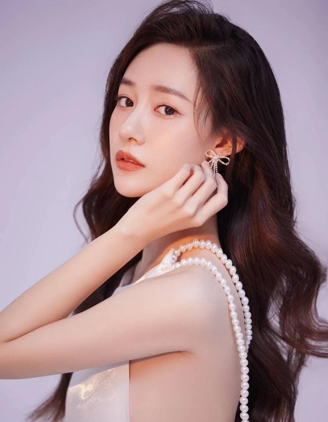 "Treasure Actress" He Yimeng - iNEWS