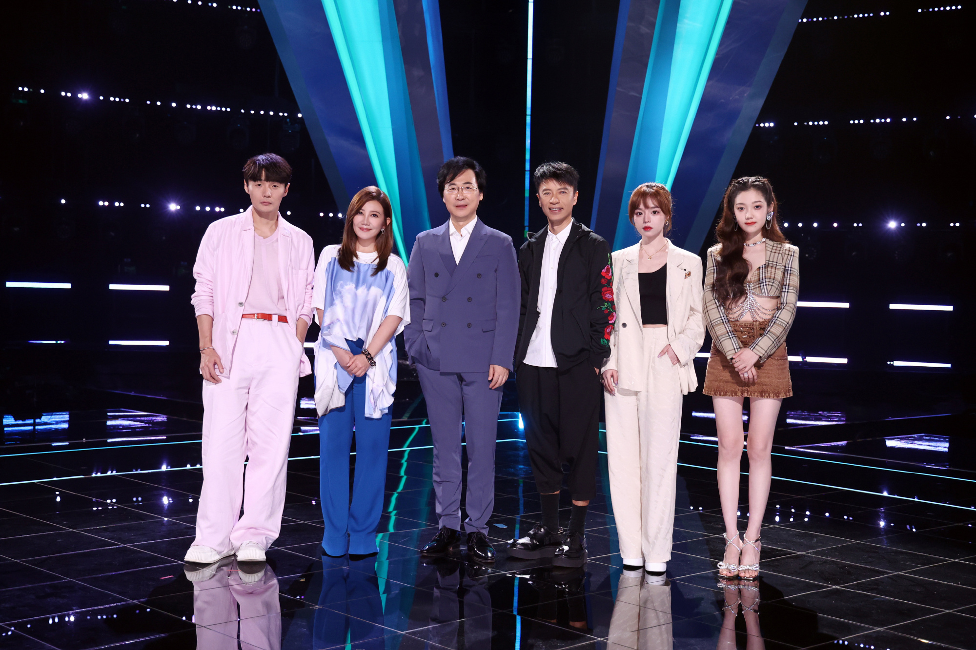 Singing duet with Andy Lau, Liang Jingru gave the contestants courage ...