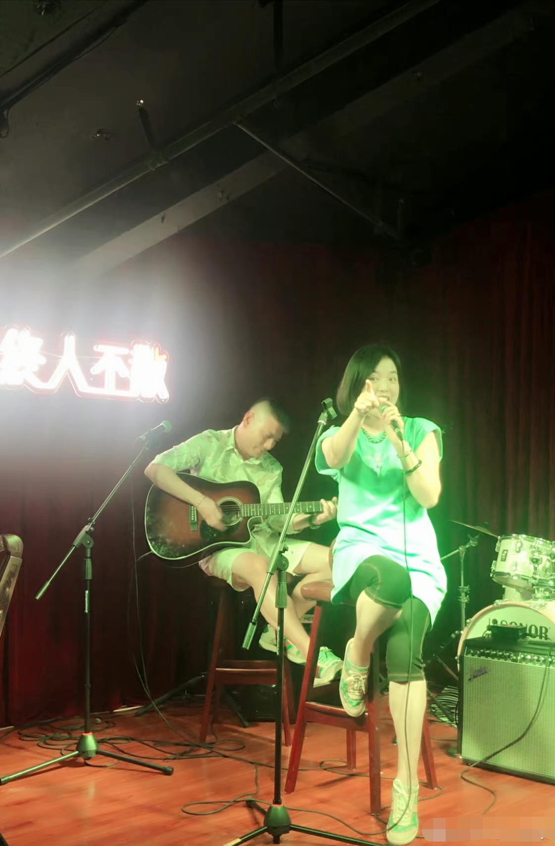 47-year-old Bai Xue rarely shows up with her 8-year-old husband!Sing on ...