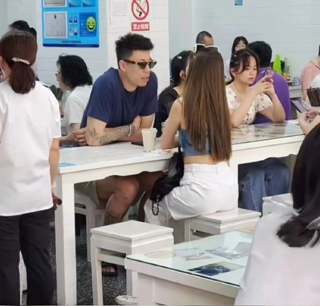 Zhang Zhenlin's new love affair is exposed! The girlfriend is beautifully dressed and has a ...