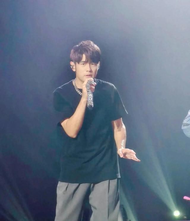 Jay Chou's Singapore concert went crazy, she sang "Bu Cai" and then ...