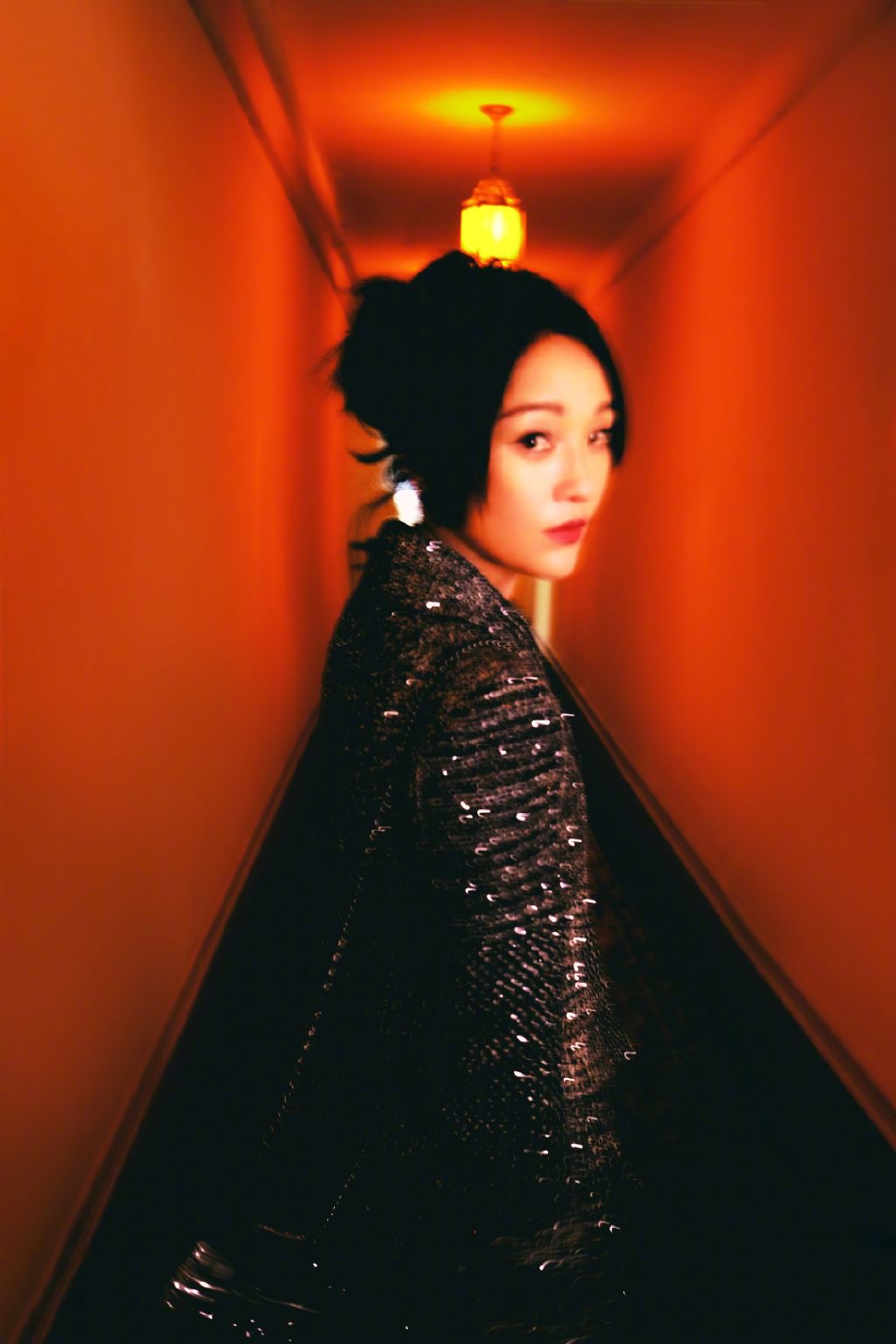 Full of style! Zhou Xun's lazy style is super eye-catching - iNEWS