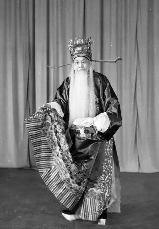 It is respectable to oppose the model opera being the only Peking Opera ...