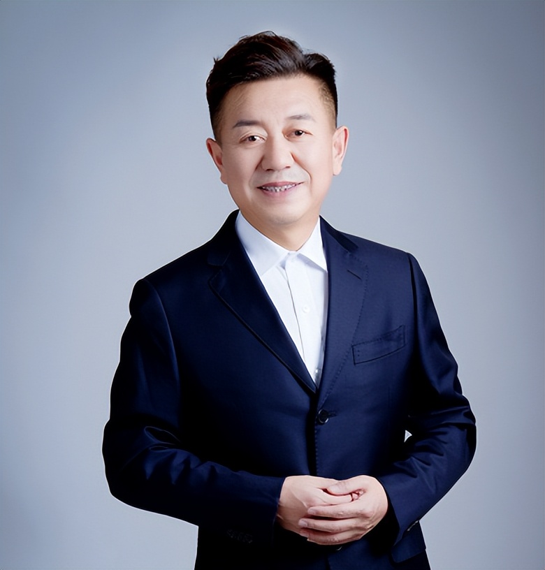 Daping: A singer from Northeast China, with the song "Honoring Father ...