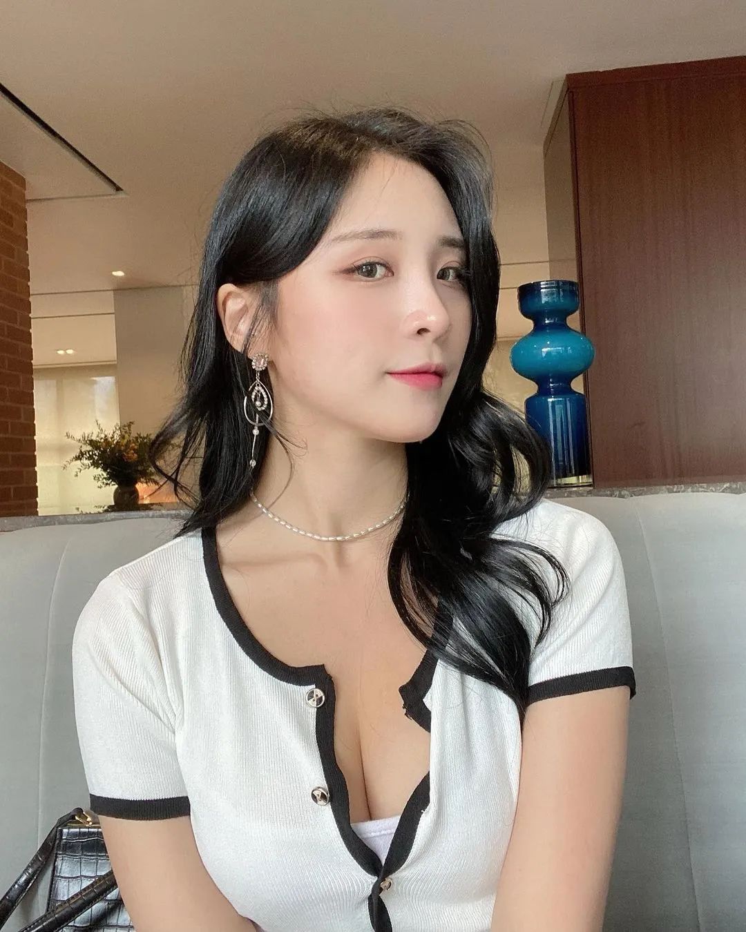 Sexy and charming yoga teacher GgotBBang - iNEWS