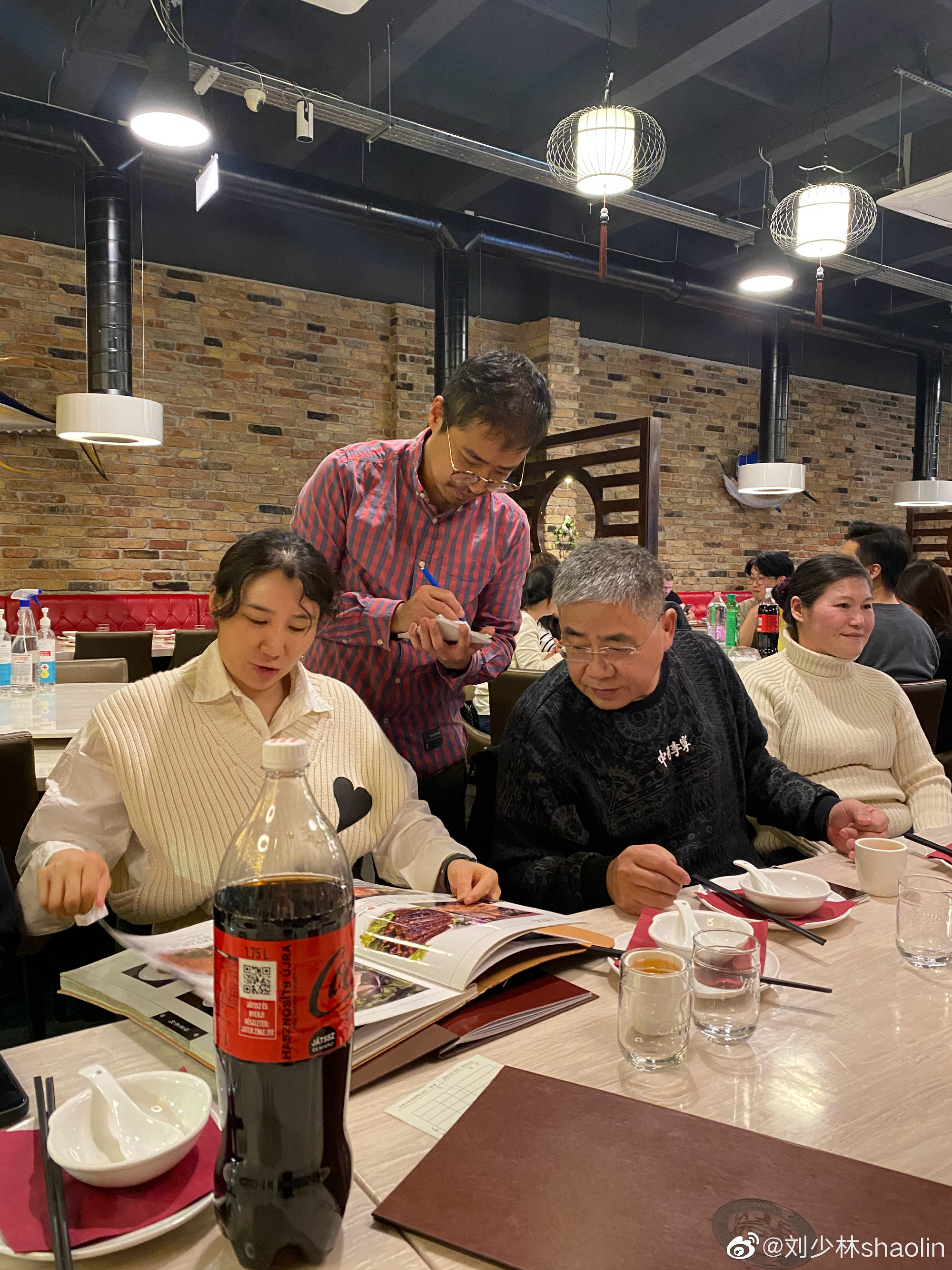 Got home!Liu Shaolin and Liu Shaoang posted family photos: 1 gold and 1 ...