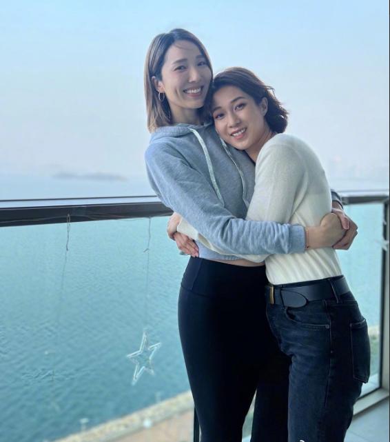 Zhong Jiaxin took a photo with Li Ya-nan, she appeared without makeup ...