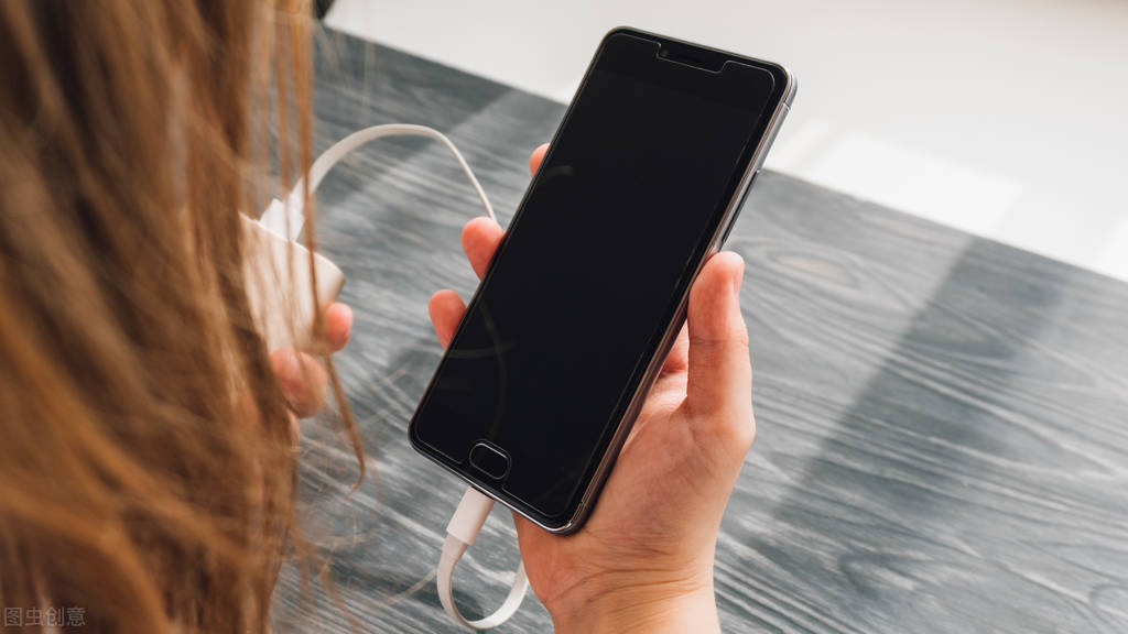 Charge the phone to 100% and then unplug it?A lot of people do it wrong ...