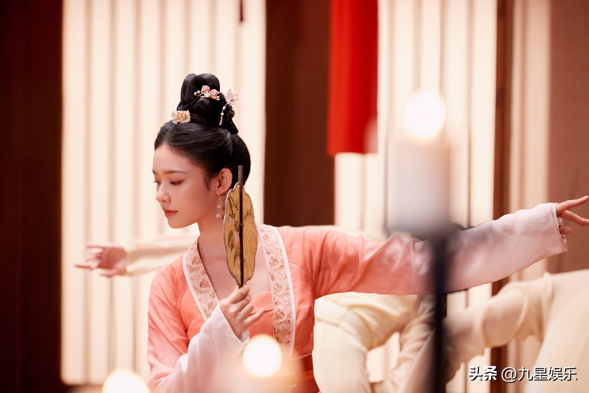 Holding a fan, dancing, talking and laughing at Yan Yan; light gauze ...