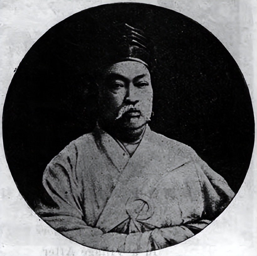 In Yunmen Temple in 1951, the 112-year-old old monk Xuyun was ...