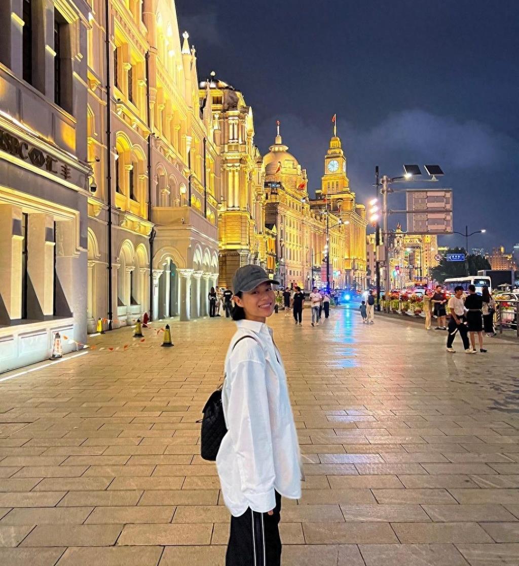 The recent photos of 43-year-old Myolie Wu are ruined. Her face is ...
