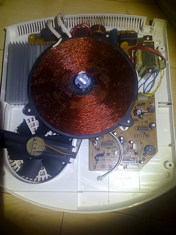 The induction cooker does not heat, most of the components are broken ...