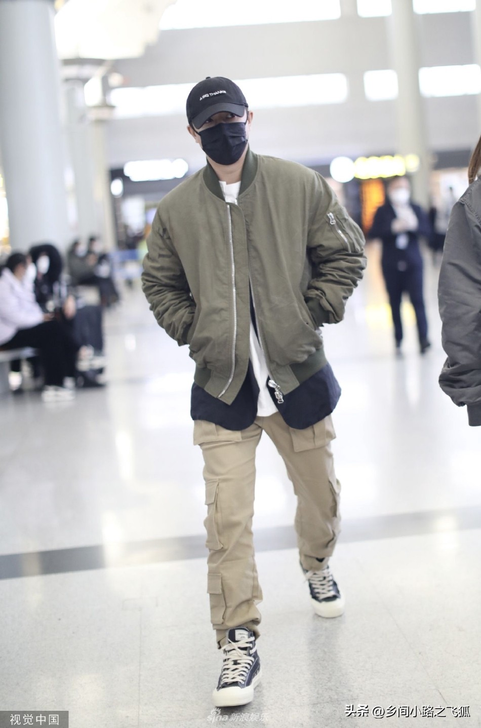 Wearing a baseball cap and jacket, Han Geng is handsome, tough and ...