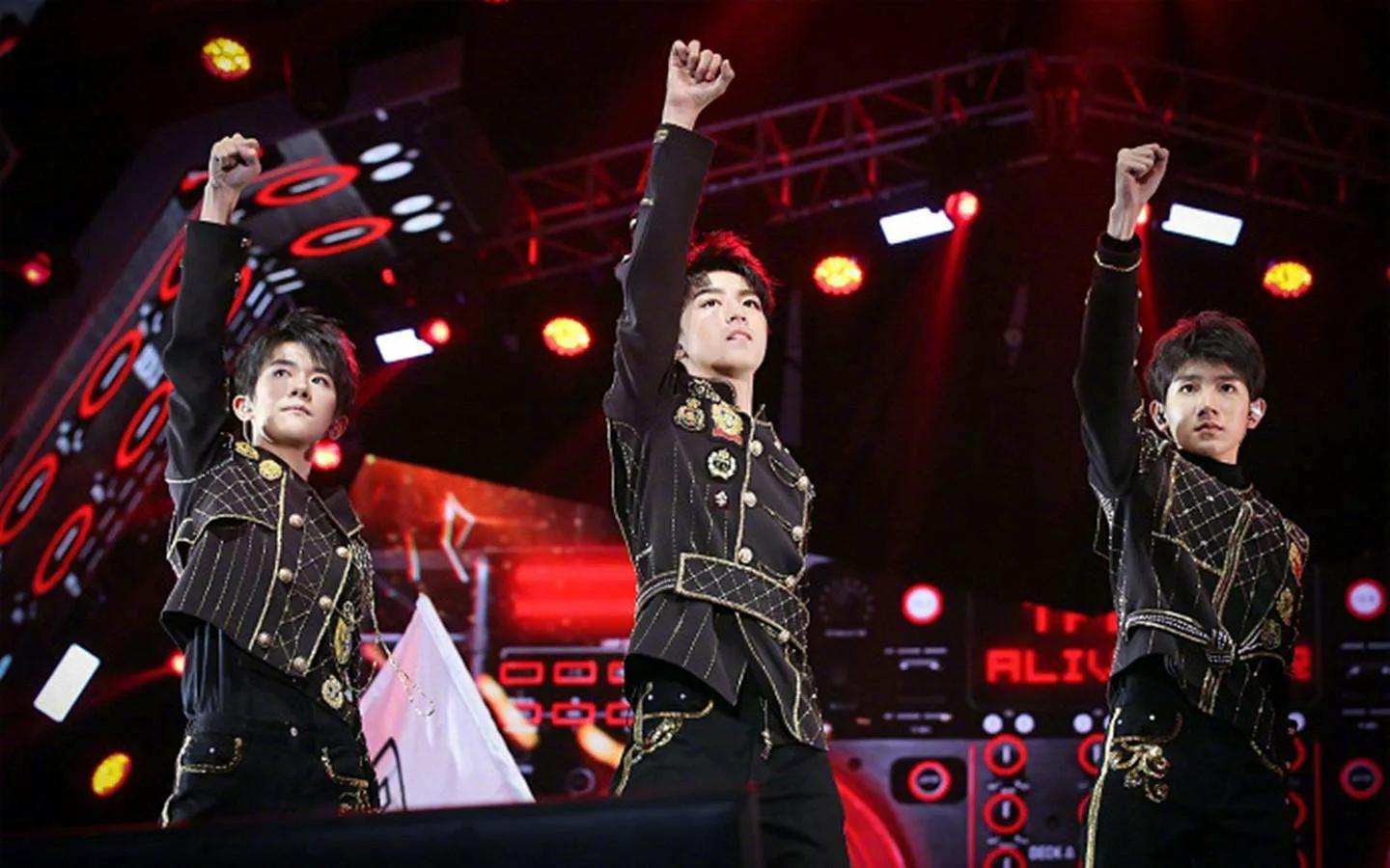 What do you think of fans wearing wedding dresses to TFboys concerts? - iNEWS