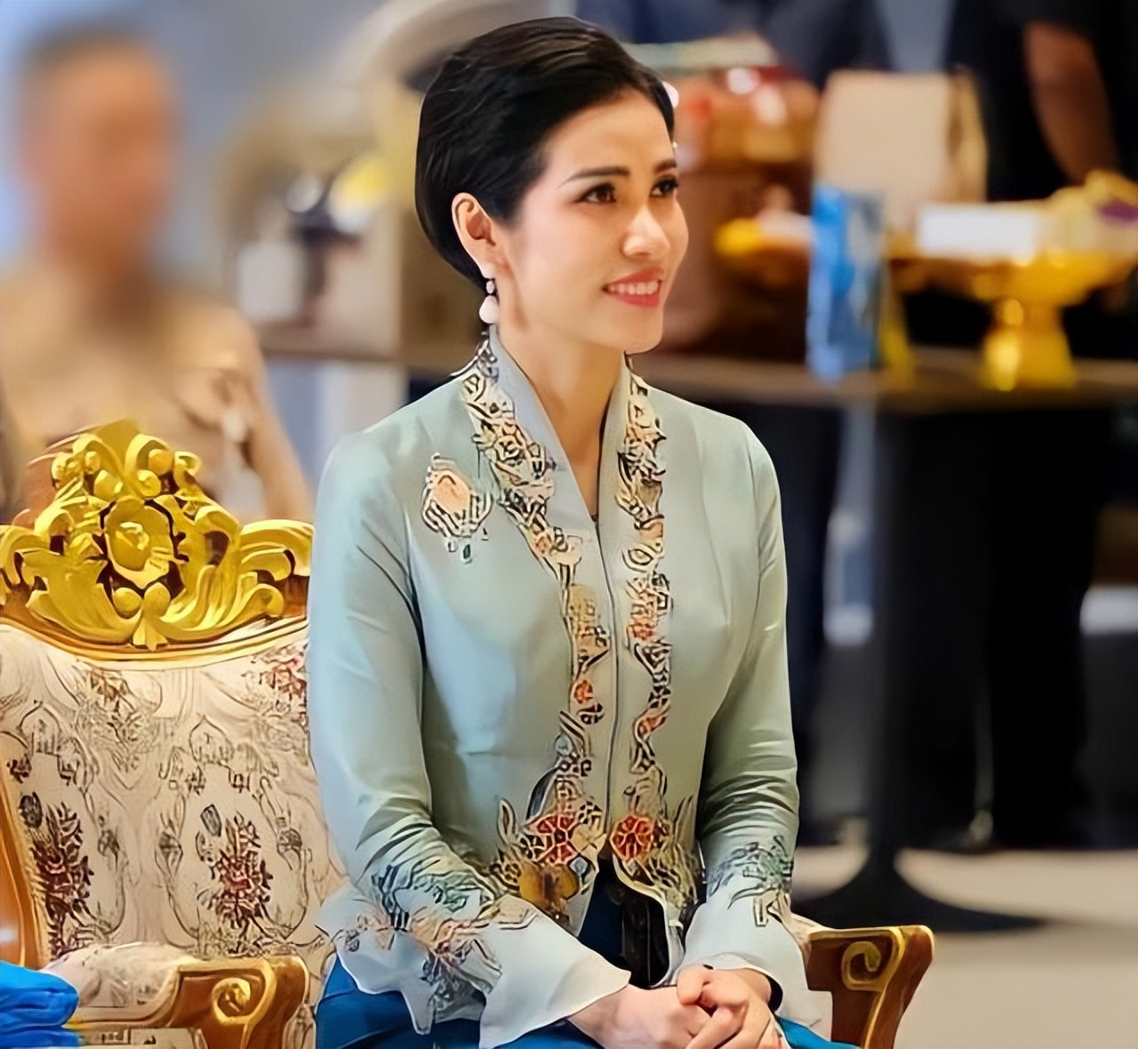 Sinina's latest official photo: The cropped picture was restored by the ...