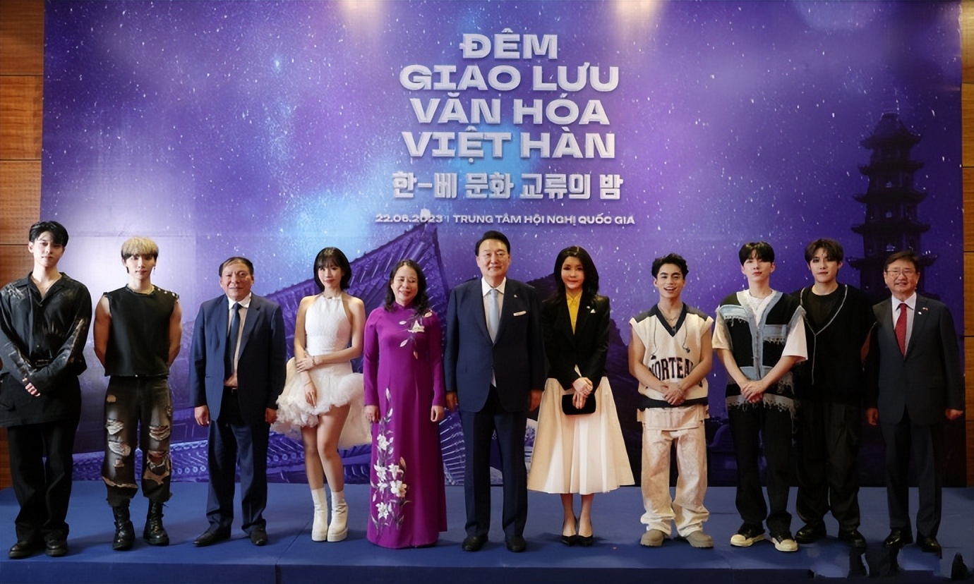 The first lady of South Korea is in the same frame as the idol group ...