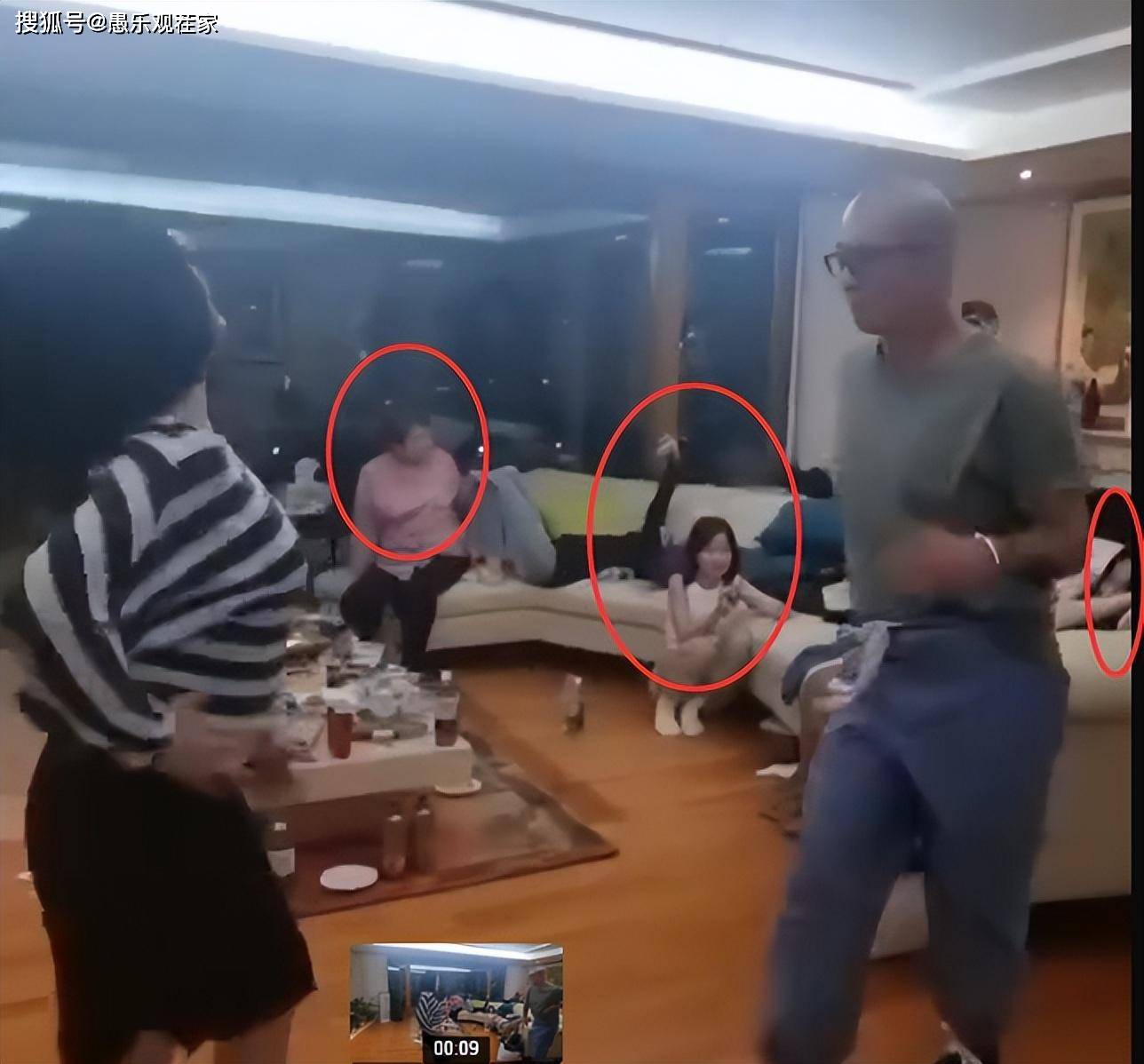 Little SKoo Jun-yup dances hotly at home, twists waist and holds hands intimately, Koo Jun-yup's ...