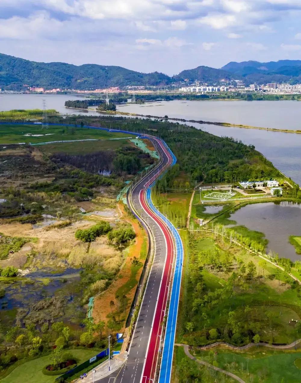 Colorful Yunnan picturesque scenery!The tunnel at the bottom of Caohai ...