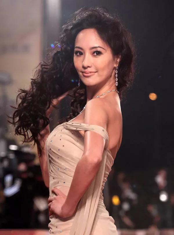 59-year-old Zhang Xiaohui revealed that she is in menopause, sweating ...