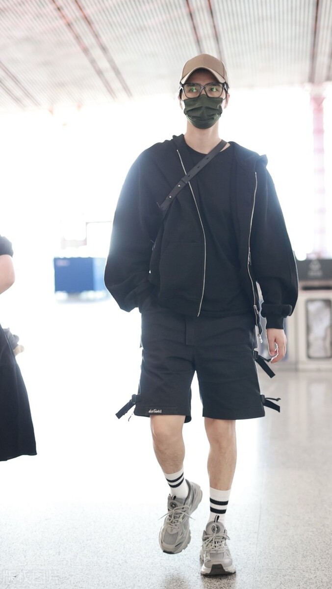 Ayunga shows up at the airport - iNEWS