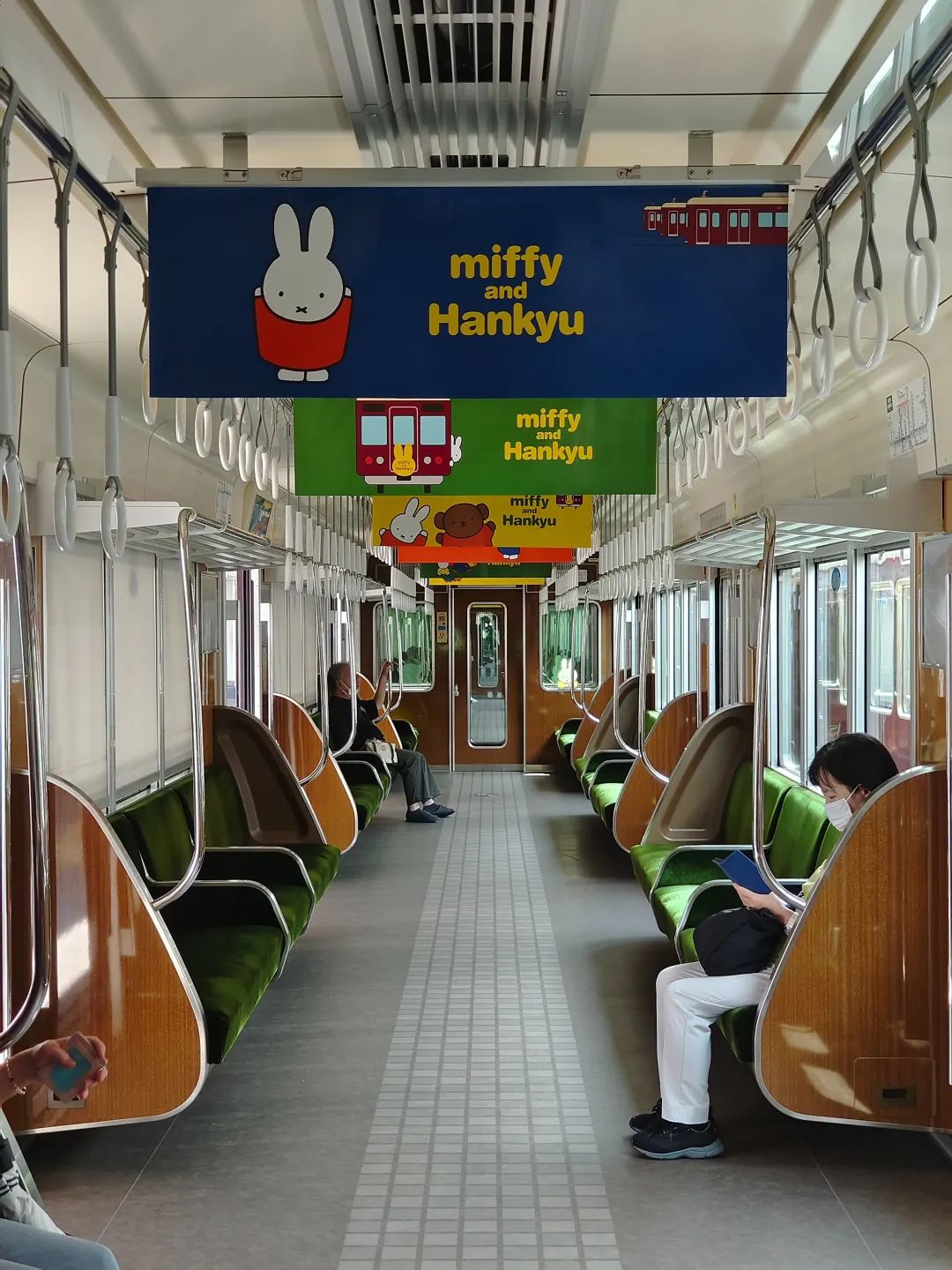 Finally met the Internet celebrity tram "Miffy and Hankyu" - iNEWS