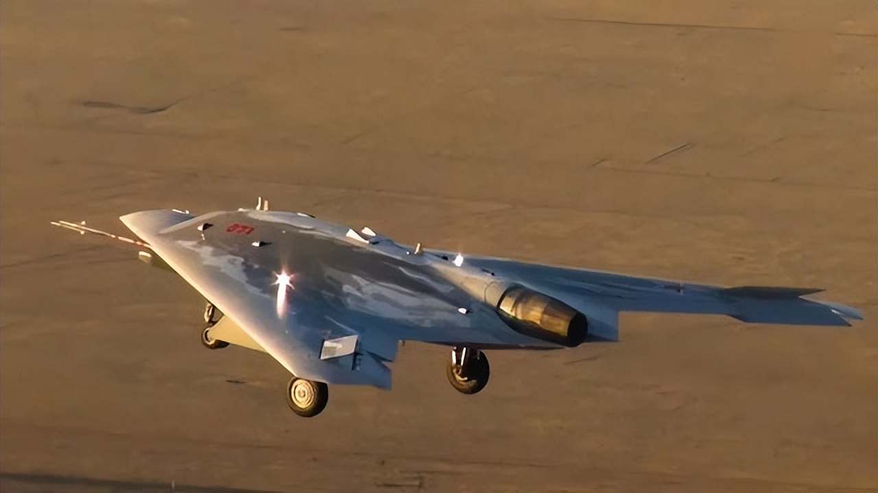 The "Russian version of B-2" swept Ukraine, the Su-57 wingman showed a ...