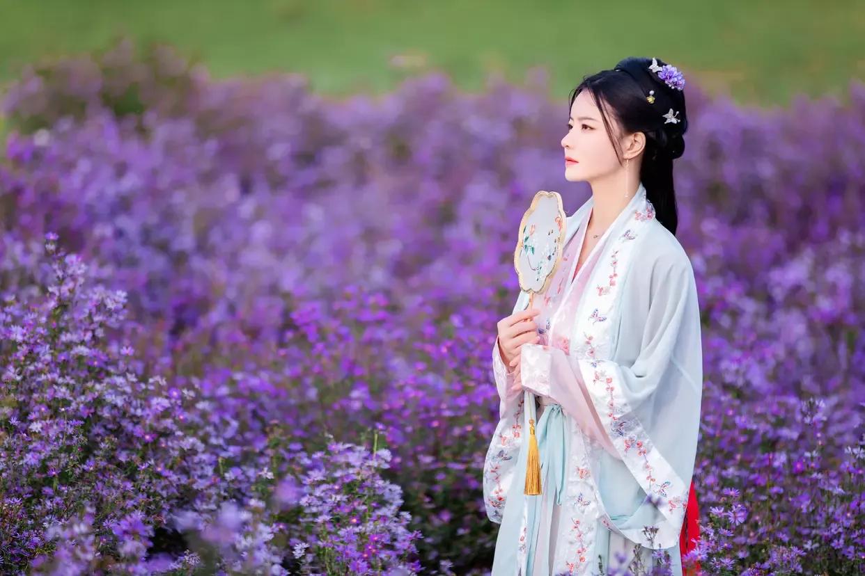 Collection of beautiful photos of singer Bian Li - iNEWS