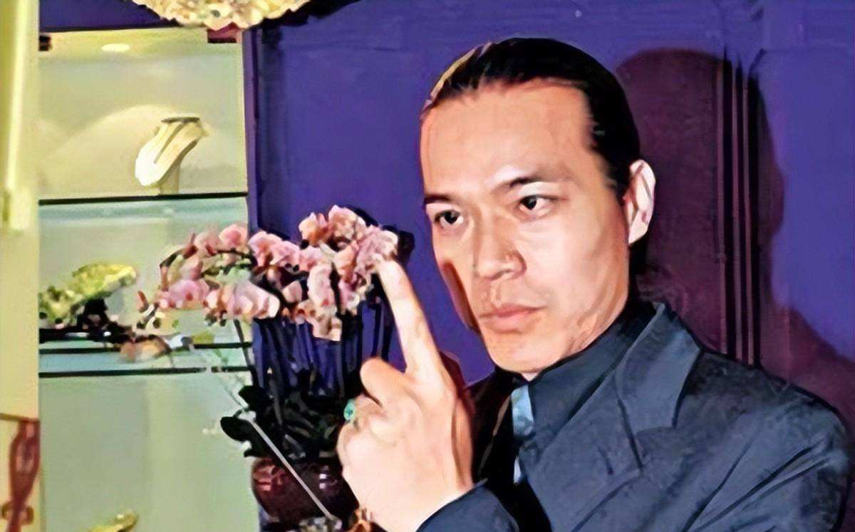 Hong Chaofeng used to be a host and actor. After being supported by a ...